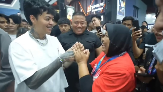 Kontroversi Reza Arap Belikan Motor Ibu-ibu yang Bekerja di PRJ